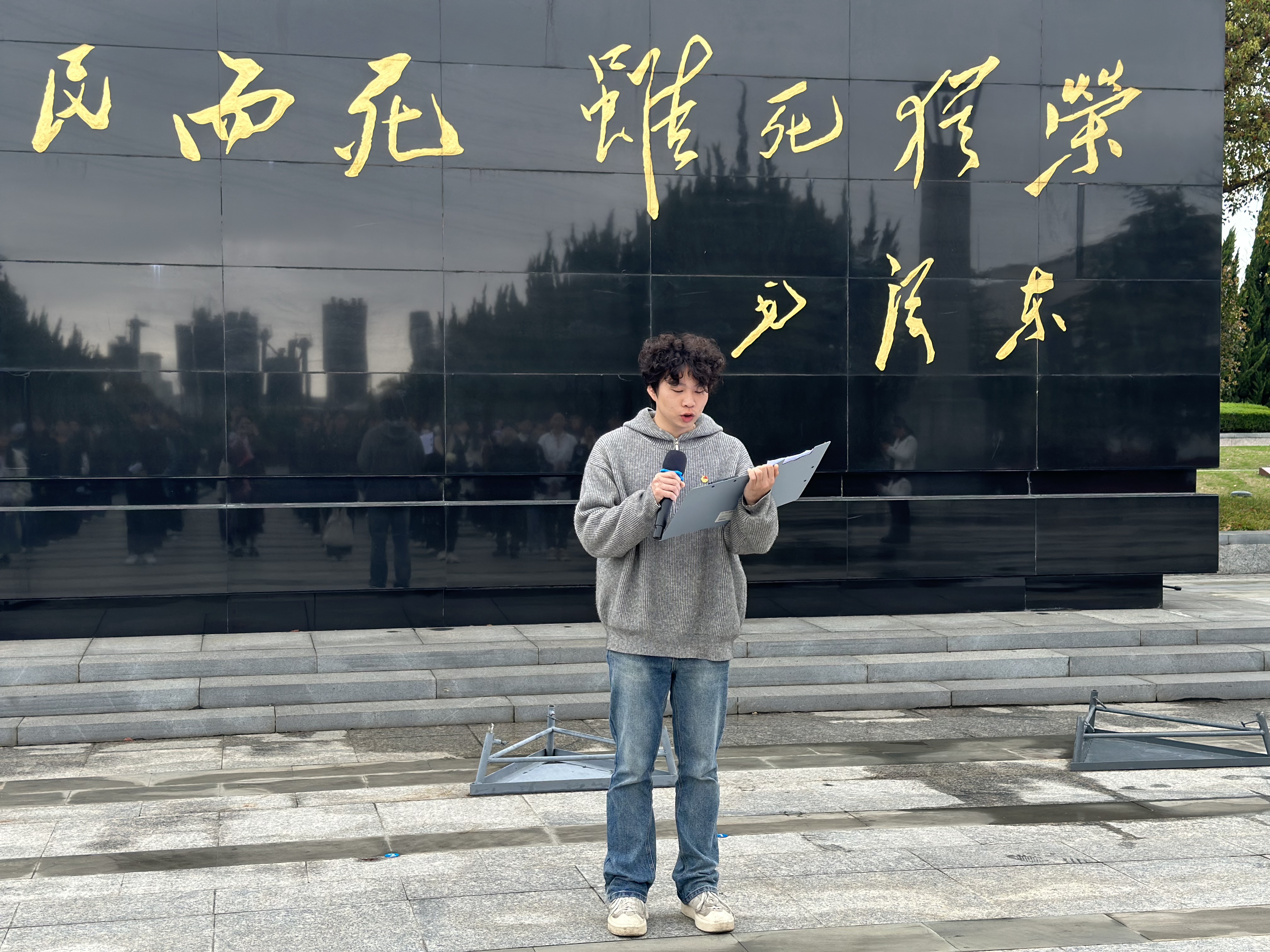 “红色润于心，清明融于情”|经管学院清明节开展金山区烈士陵园扫墓活动
